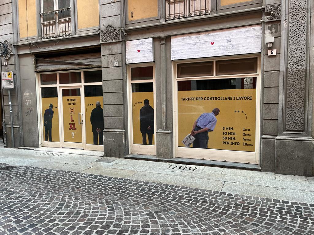 Alessandria: fai l'umarèll? Allora paga! L'ironia è in vetrina ...